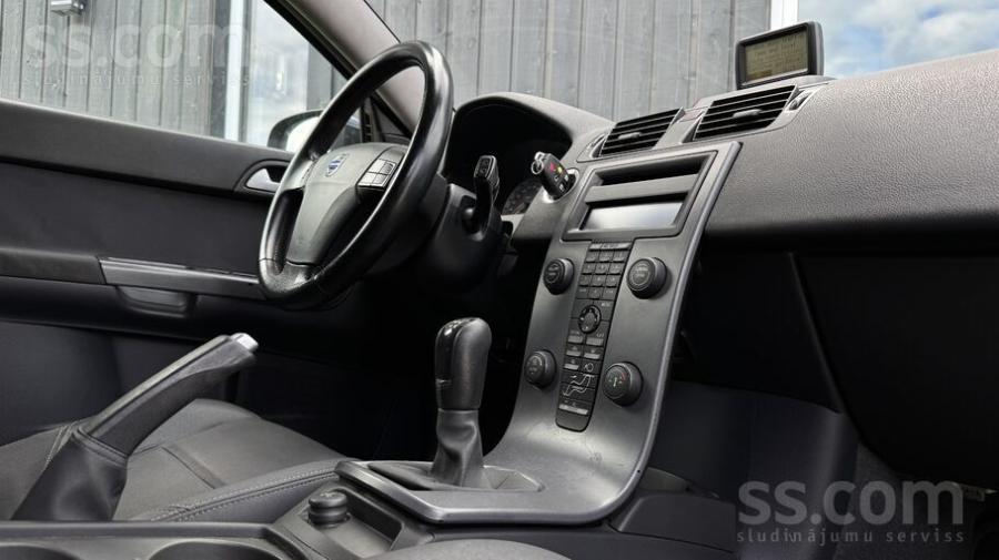Black Volvo V50 2006 in Riga, with an engine capacity of 1.60 L and mileage of 348 thousand km for 1950 €, photo 11 on AUTOMOTO.COM.LV