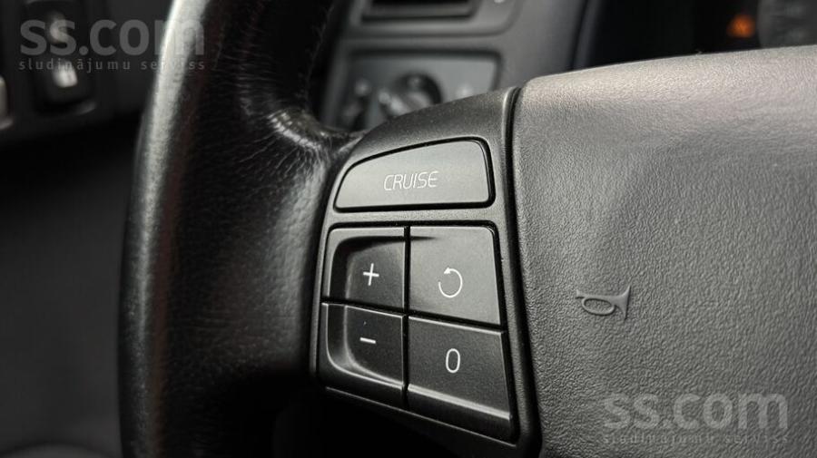 Black Volvo V50 2006 in Riga, with an engine capacity of 1.60 L and mileage of 348 thousand km for 1950 €, photo 12 on AUTOMOTO.COM.LV