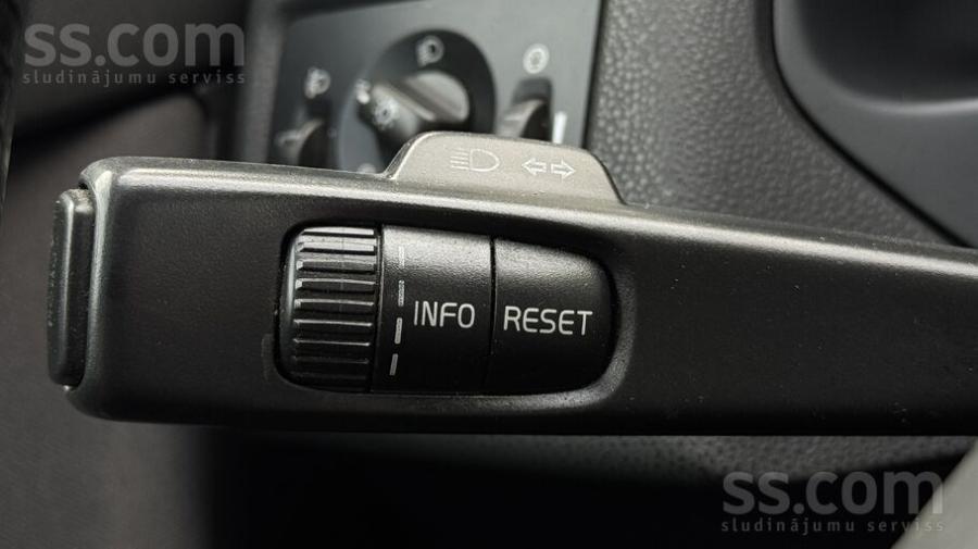 Black Volvo V50 2006 in Riga, with an engine capacity of 1.60 L and mileage of 348 thousand km for 1950 €, photo 16 on AUTOMOTO.COM.LV