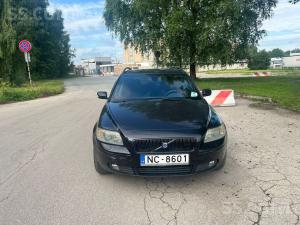 Черный Вольво В50 2006 в Рига, объемом двигателя 2.40 л и пробегом 304 тыс. км за 2200 €, фото 1 на AUTOMOTO.COM.LV