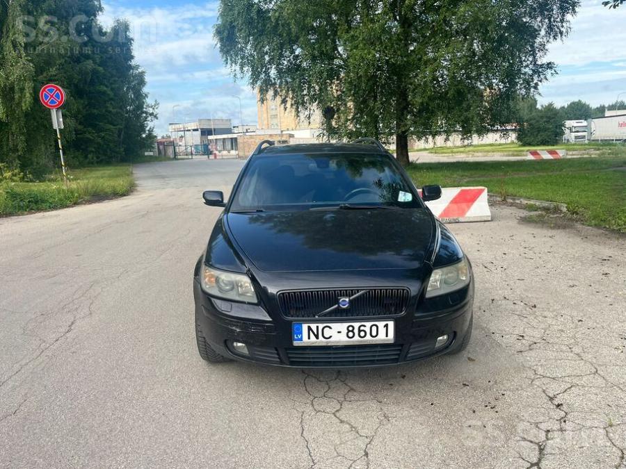 Черный Вольво В50 2006 в Рига, объемом двигателя 2.40 л и пробегом 304 тыс. км за 2200 €, фото 1 на AUTOMOTO.COM.LV