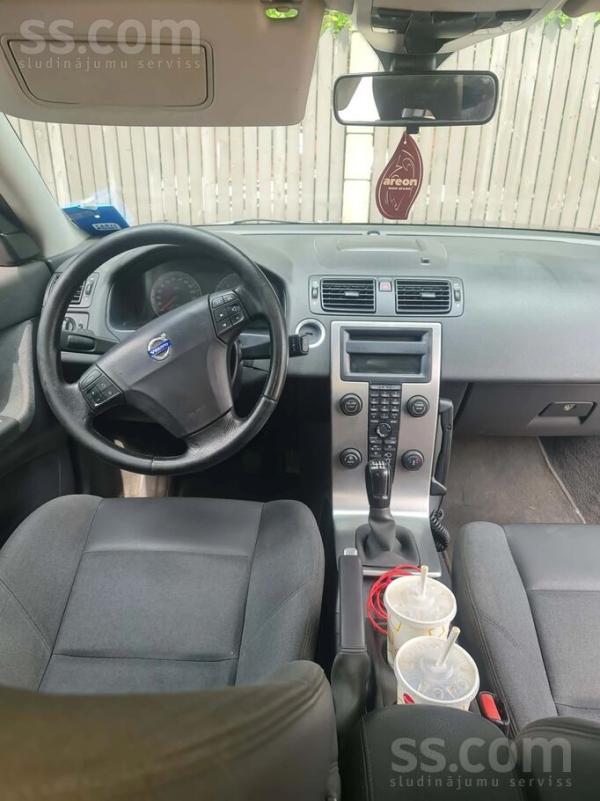 Melns Volvo V50 2006 Saldus, ar dzinēja tilpumu 2.00 L un nobraukumu 440 tūkst. km par 1300 €, foto 7 vietnē AUTOMOTO.COM.LV