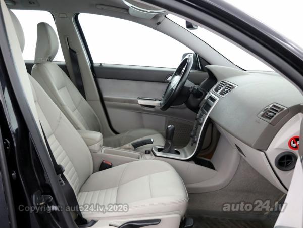Melns Volvo V50 2006 Tallina, ar dzinēja tilpumu 2.00 L un nobraukumu 229 tūkst. km par 799 €, foto 6 vietnē AUTOMOTO.COM.LV