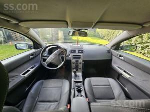 Black Volvo V50 2006 in Riga, with an engine capacity of 2.00 L and mileage of 347 thousand km for 1900 €, photo 8 on AUTOMOTO.COM.LV