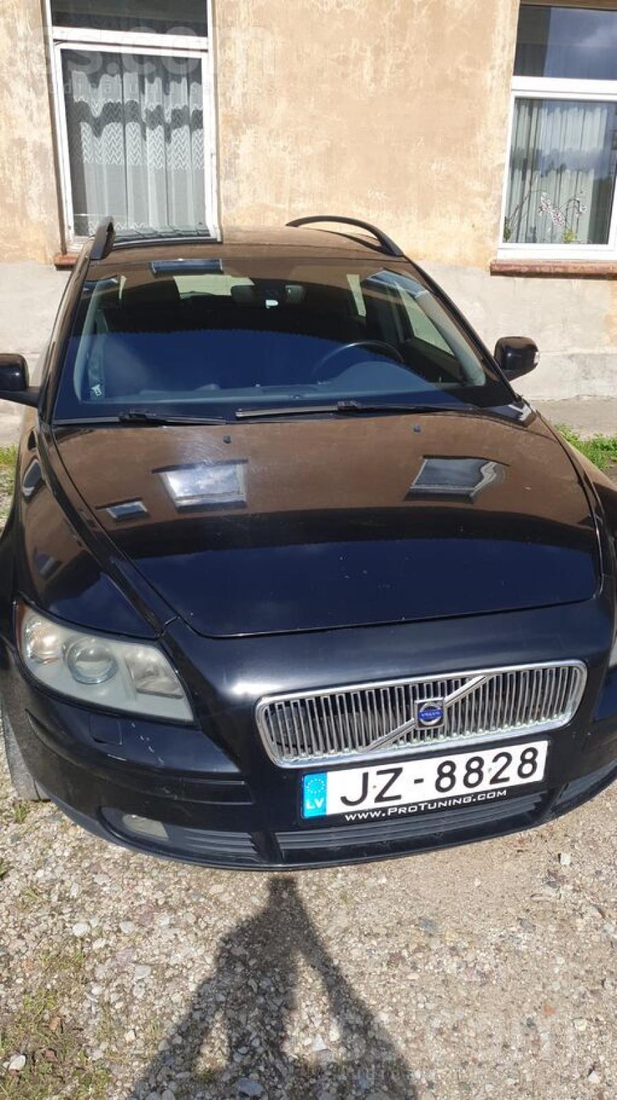 Black Volvo V50 2006 in Riga, with an engine capacity of 2.40 L and mileage of 325 thousand km for 1800 €, photo 1 on AUTOMOTO.COM.LV
