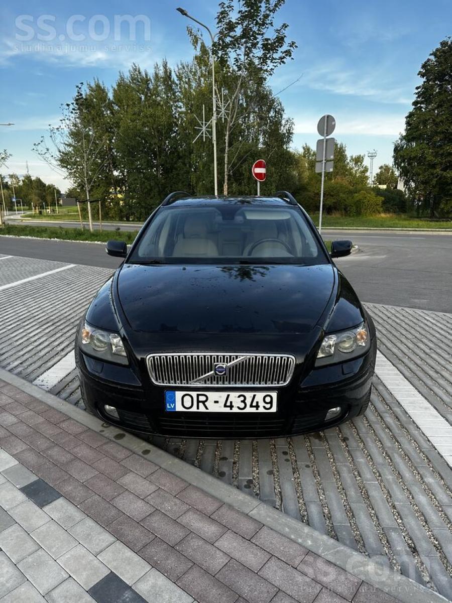 Black Volvo V50 2006 in Cesis, with an engine capacity of 1.80 L and mileage of 193 thousand km for 2800 €, photo 1 on AUTOMOTO.COM.LV