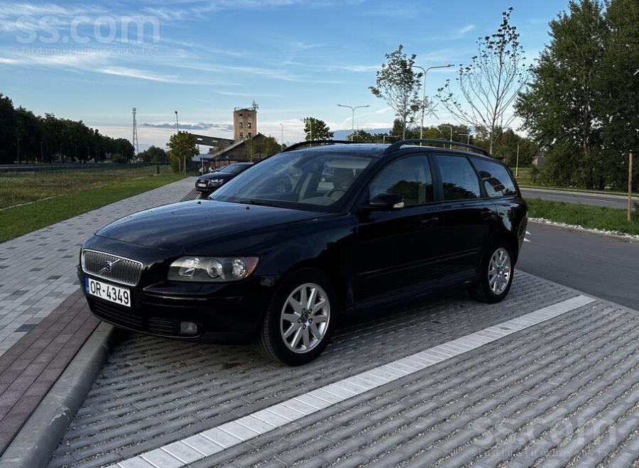 Black Volvo V50 2006 in Cesis, with an engine capacity of 1.80 L and mileage of 193 thousand km for 2800 €, photo 3 on AUTOMOTO.COM.LV