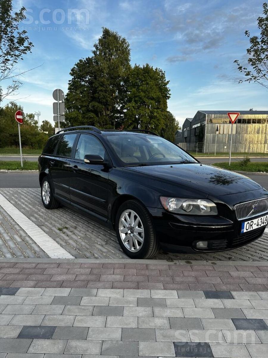 Black Volvo V50 2006 in Cesis, with an engine capacity of 1.80 L and mileage of 193 thousand km for 2800 €, photo 4 on AUTOMOTO.COM.LV