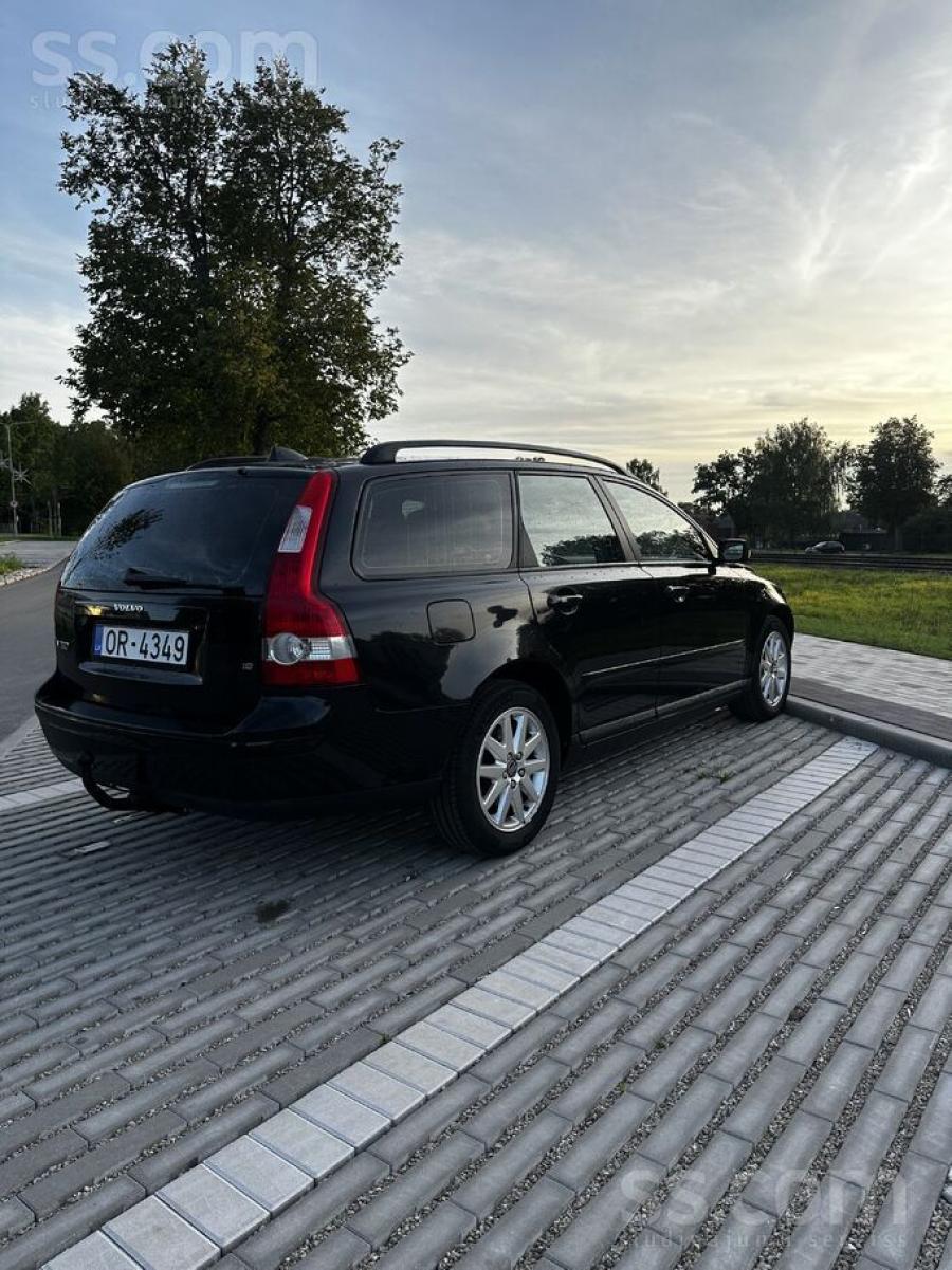 Black Volvo V50 2006 in Cesis, with an engine capacity of 1.80 L and mileage of 193 thousand km for 2800 €, photo 5 on AUTOMOTO.COM.LV