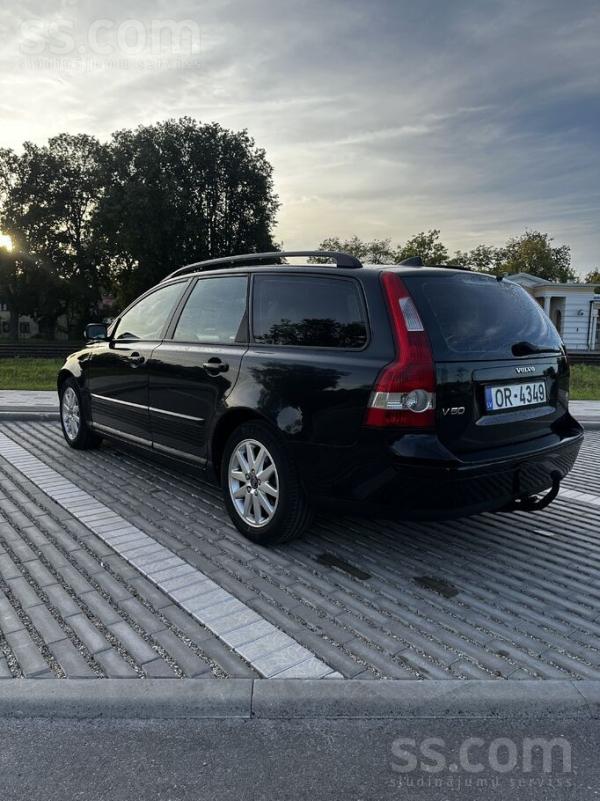 Black Volvo V50 2006 in Cesis, with an engine capacity of 1.80 L and mileage of 193 thousand km for 2800 €, photo 6 on AUTOMOTO.COM.LV