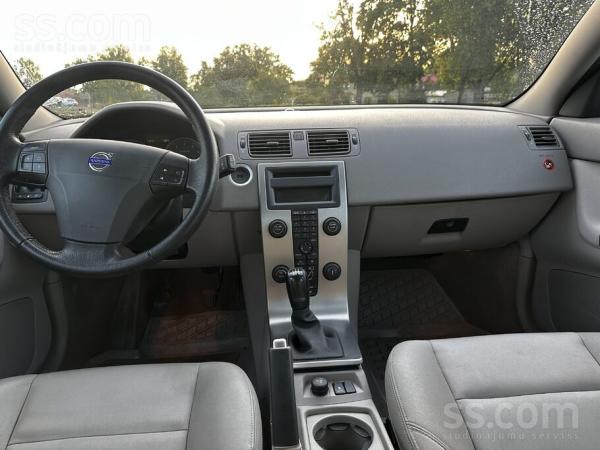 Black Volvo V50 2006 in Cesis, with an engine capacity of 1.80 L and mileage of 193 thousand km for 2800 €, photo 7 on AUTOMOTO.COM.LV
