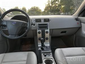 Black Volvo V50 2006 in Cesis, with an engine capacity of 1.80 L and mileage of 193 thousand km for 2800 €, photo 7 on AUTOMOTO.COM.LV