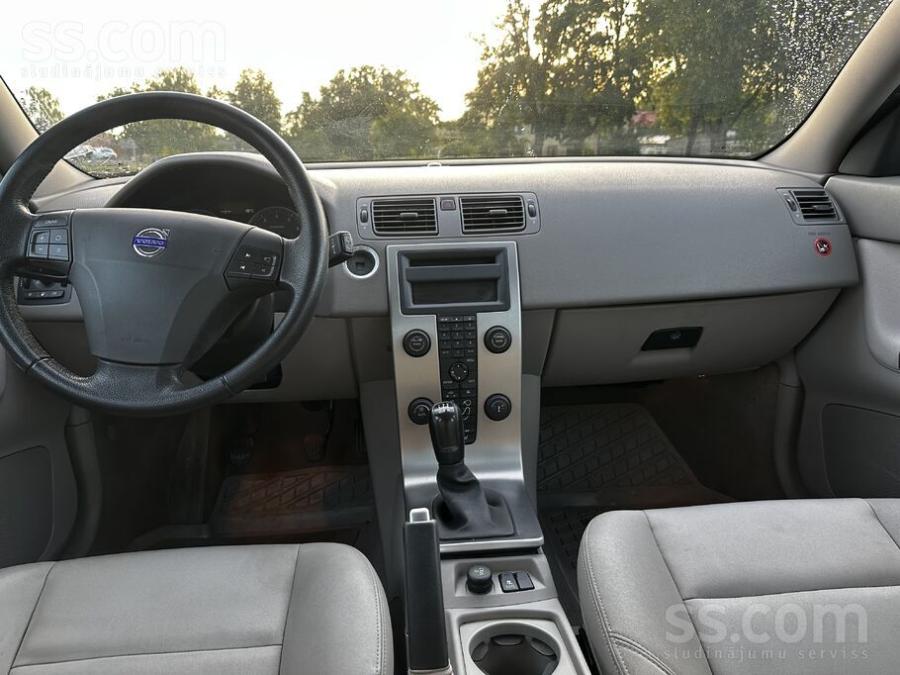 Black Volvo V50 2006 in Cesis, with an engine capacity of 1.80 L and mileage of 193 thousand km for 2800 €, photo 7 on AUTOMOTO.COM.LV