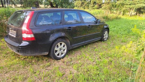 Black Volvo V50 2006 in Vilnius, with an engine capacity of 2.44 L and mileage of 290 thousand km for 350 €, photo 1 on AUTOMOTO.COM.LV