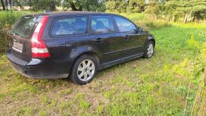 Melns Volvo V50 2006 Viļņa, ar dzinēja tilpumu 2.44 L un nobraukumu 290 tūkst. km par 350 €, foto  vietnē AUTOMOTO.COM.LV