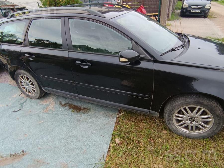 Черный Вольво В50 2006 в Елгава, объемом двигателя 1.60 л и пробегом 285 тыс. км за 500 €, фото 3 на AUTOMOTO.COM.LV