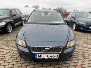 Black Volvo V50 2006 in Talsi, with an engine capacity of 2.00 L and mileage of 322 thousand km for 2990 €, photo 4 on AUTOMOTO.COM.LV
