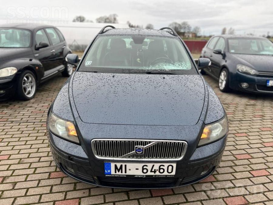 Black Volvo V50 2006 in Talsi, with an engine capacity of 2.00 L and mileage of 322 thousand km for 2990 €, photo 4 on AUTOMOTO.COM.LV