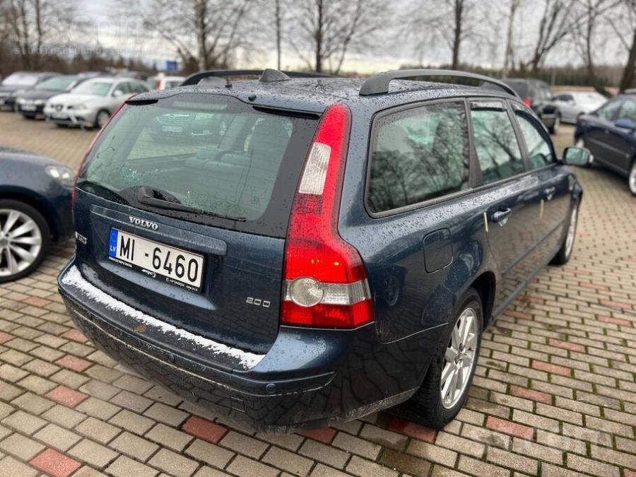 Black Volvo V50 2006 in Talsi, with an engine capacity of 2.00 L and mileage of 322 thousand km for 2990 €, photo 6 on AUTOMOTO.COM.LV
