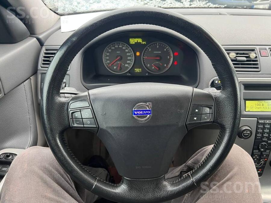 Black Volvo V50 2006 in Talsi, with an engine capacity of 2.00 L and mileage of 322 thousand km for 2990 €, photo 12 on AUTOMOTO.COM.LV