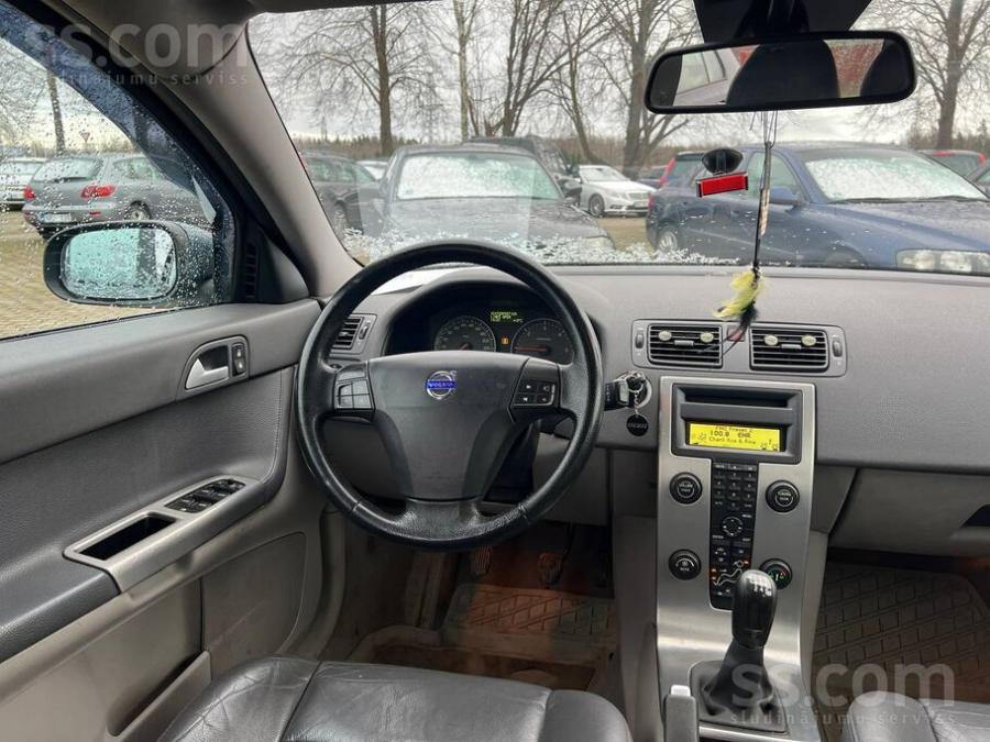 Black Volvo V50 2006 in Talsi, with an engine capacity of 2.00 L and mileage of 322 thousand km for 2990 €, photo 13 on AUTOMOTO.COM.LV