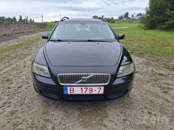 Black Volvo V50 2006 in Tukums, with an engine capacity of 1.60 L and mileage of 254 thousand km for 2390 €, photo 4 on AUTOMOTO.COM.LV
