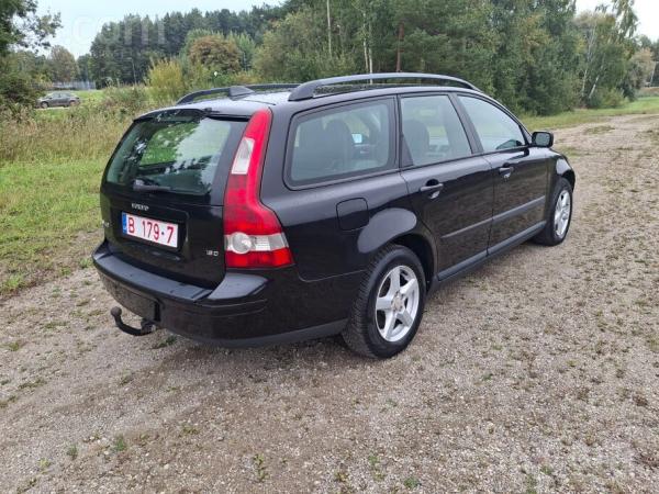 Black Volvo V50 2006 in Tukums, with an engine capacity of 1.60 L and mileage of 254 thousand km for 2390 €, photo 8 on AUTOMOTO.COM.LV