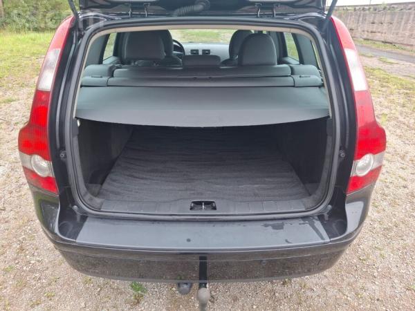 Black Volvo V50 2006 in Tukums, with an engine capacity of 1.60 L and mileage of 254 thousand km for 2390 €, photo 10 on AUTOMOTO.COM.LV