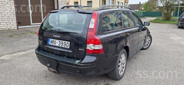 Volvo V50 2006 in Daugavpils on AUTOMOTO.COM.LV Black Volvo V50 2006 in Daugavpils, with an engine capacity of 2.00 L and mileage of 304 thousand km for 1500 €, photo 3 on AUTOMOTO.COM.LV