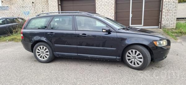 Volvo V50 2006 in Daugavpils on AUTOMOTO.COM.LV Black Volvo V50 2006 in Daugavpils, with an engine capacity of 2.00 L and mileage of 304 thousand km for 1500 €, photo 4 on AUTOMOTO.COM.LV