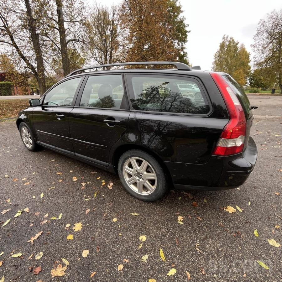 Black Volvo V50 2006 in Ogre, with an engine capacity of 1.60 L and mileage of 330 thousand km for 1600 €, photo 1 on AUTOMOTO.COM.LV