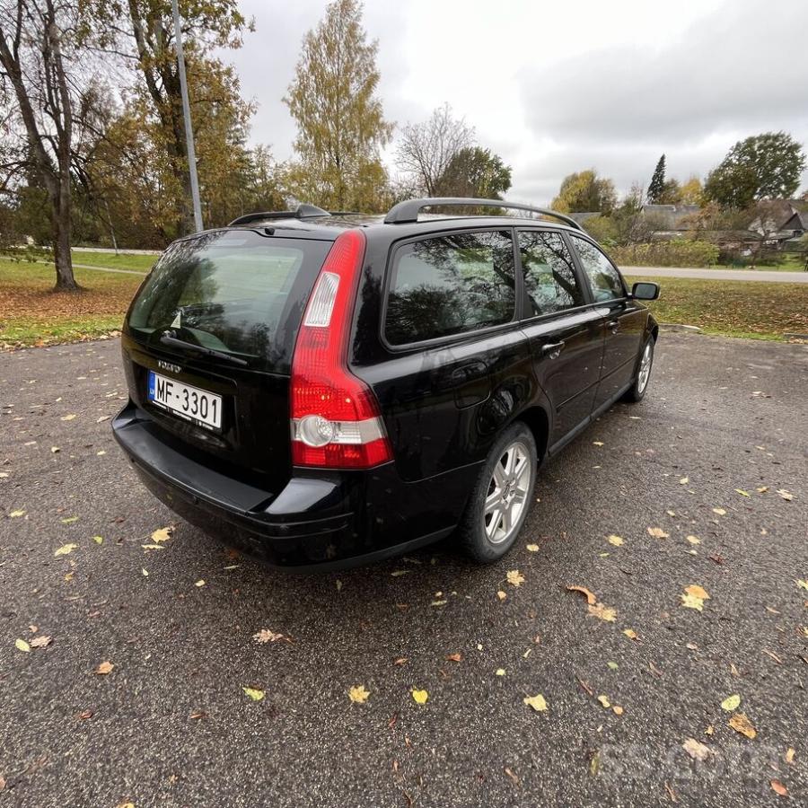 Black Volvo V50 2006 in Ogre, with an engine capacity of 1.60 L and mileage of 330 thousand km for 1600 €, photo 3 on AUTOMOTO.COM.LV