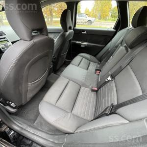 Black Volvo V50 2006 in Ogre, with an engine capacity of 1.60 L and mileage of 330 thousand km for 1600 €, photo 6 on AUTOMOTO.COM.LV