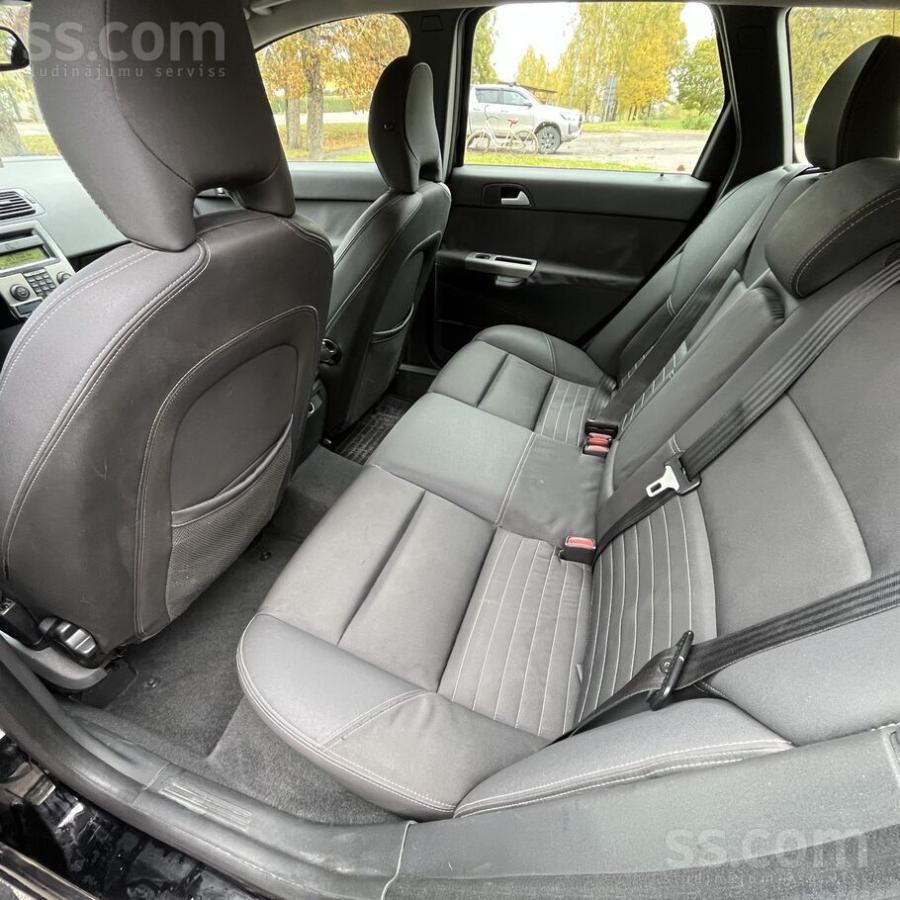 Black Volvo V50 2006 in Ogre, with an engine capacity of 1.60 L and mileage of 330 thousand km for 1600 €, photo 6 on AUTOMOTO.COM.LV