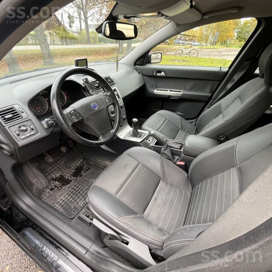 Black Volvo V50 2006 in Ogre, with an engine capacity of 1.60 L and mileage of 330 thousand km for 1600 €, photo 7 on AUTOMOTO.COM.LV