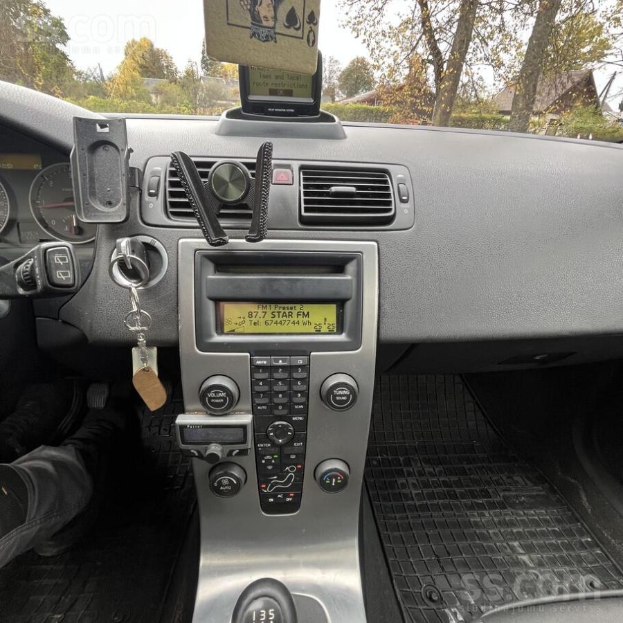 Black Volvo V50 2006 in Ogre, with an engine capacity of 1.60 L and mileage of 330 thousand km for 1600 €, photo 12 on AUTOMOTO.COM.LV