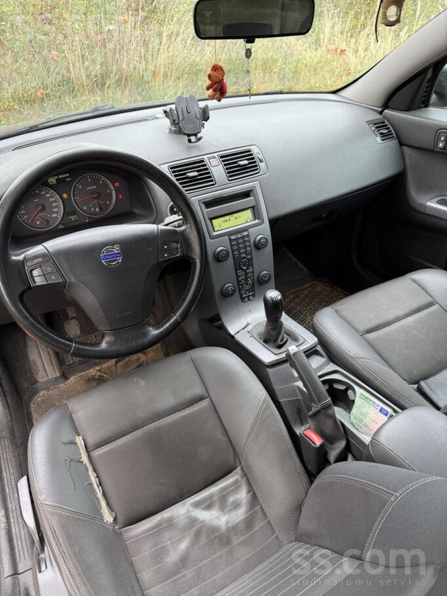 Melns Volvo V50 2006 Gulbene, ar dzinēja tilpumu 1.60 L un nobraukumu 370 tūkst. km par 800 €, foto 10 vietnē AUTOMOTO.COM.LV