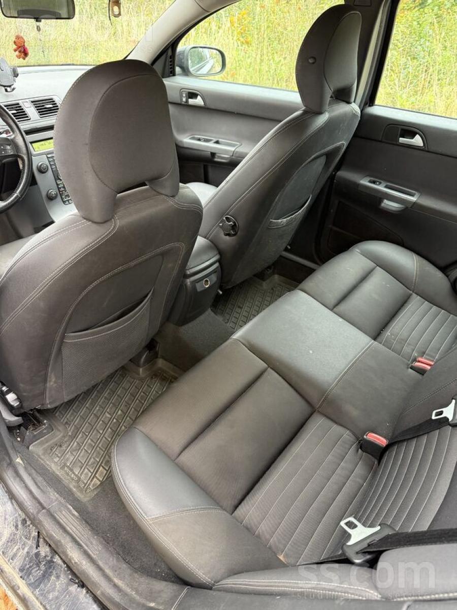 Melns Volvo V50 2006 Gulbene, ar dzinēja tilpumu 1.60 L un nobraukumu 370 tūkst. km par 800 €, foto 11 vietnē AUTOMOTO.COM.LV