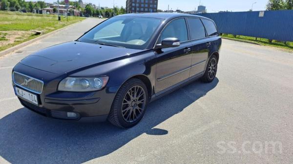 Black Volvo V50 2007 in Riga, with an engine capacity of 2.40 L and mileage of 345 thousand km for 3000 €, photo 1 on AUTOMOTO.COM.LV
