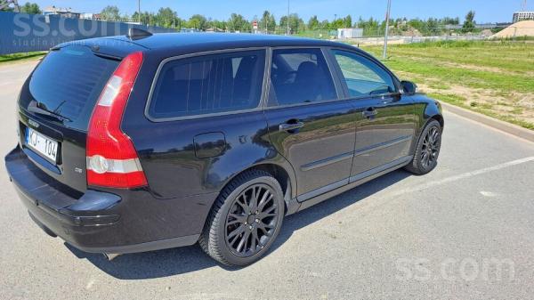 Black Volvo V50 2007 in Riga, with an engine capacity of 2.40 L and mileage of 345 thousand km for 3000 €, photo 3 on AUTOMOTO.COM.LV