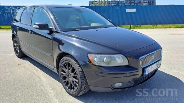 Black Volvo V50 2007 in Riga, with an engine capacity of 2.40 L and mileage of 345 thousand km for 3000 €, photo 4 on AUTOMOTO.COM.LV