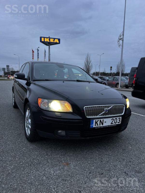 Black Volvo V50 2007 in Riga, with an engine capacity of 2.00 L and mileage of 440 thousand km for 1500 €, photo 1 on AUTOMOTO.COM.LV
