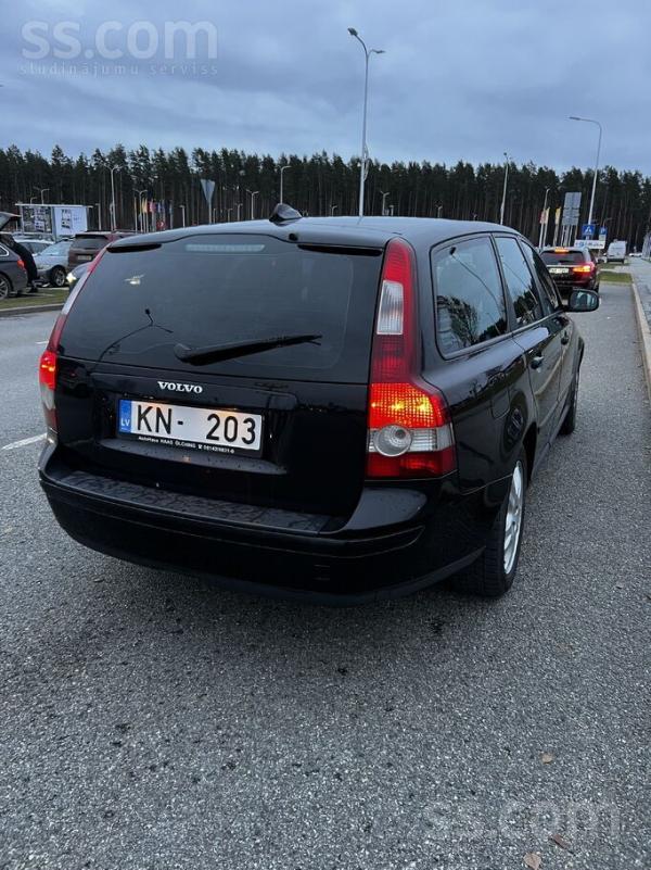 Black Volvo V50 2007 in Riga, with an engine capacity of 2.00 L and mileage of 440 thousand km for 1500 €, photo 4 on AUTOMOTO.COM.LV