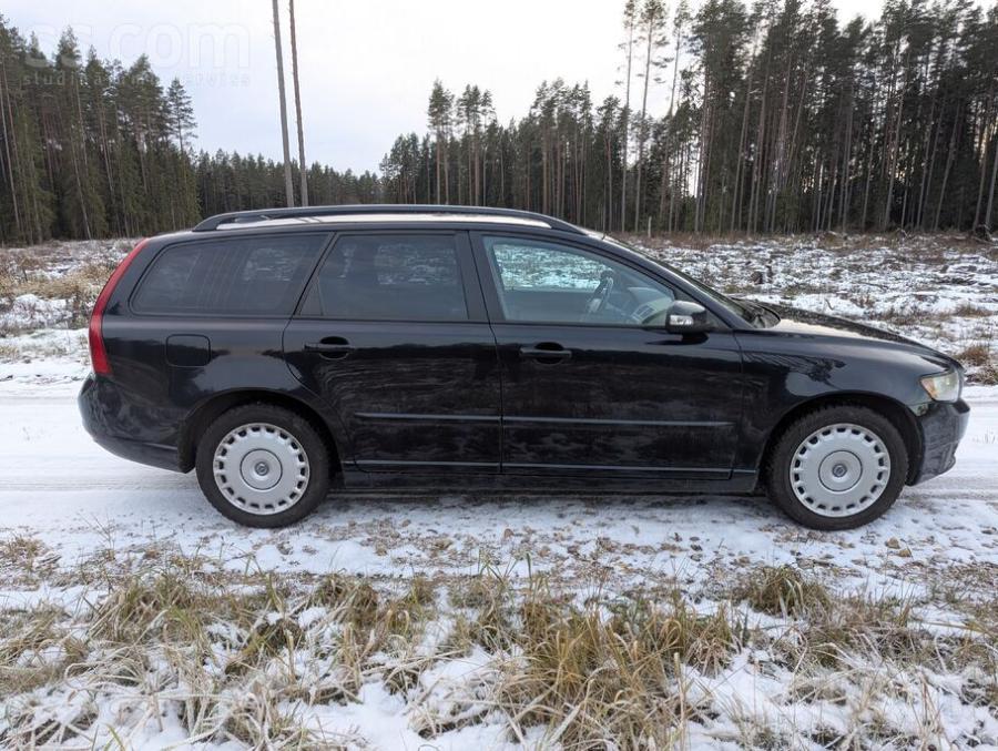 Melns Volvo V50 2007 Valka, ar dzinēja tilpumu 2.00 L un nobraukumu 318 tūkst. km par 1700 €, foto 2 vietnē AUTOMOTO.COM.LV