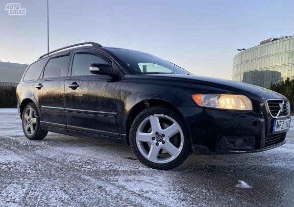 Black Volvo V50 2007 in Siauliai, with an engine capacity of 2.00 L and mileage of 451 thousand km for 2500 €, photo 1 on AUTOMOTO.COM.LV