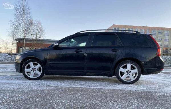 Black Volvo V50 2007 in Siauliai, with an engine capacity of 2.00 L and mileage of 451 thousand km for 2500 €, photo 2 on AUTOMOTO.COM.LV