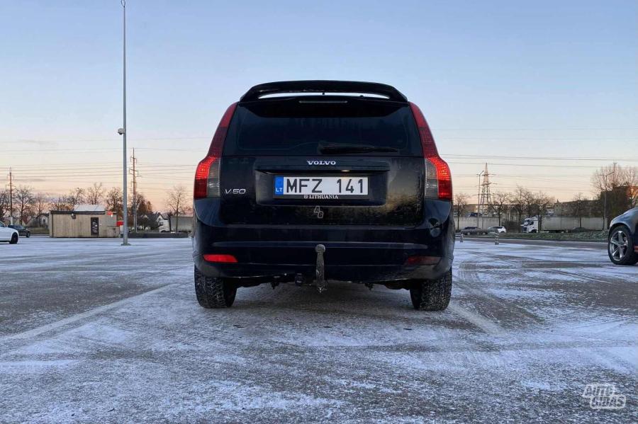 Melns Volvo V50 2007 Šauļi, ar dzinēja tilpumu 2.00 L un nobraukumu 451 tūkst. km par 2500 €, foto 3 vietnē AUTOMOTO.COM.LV