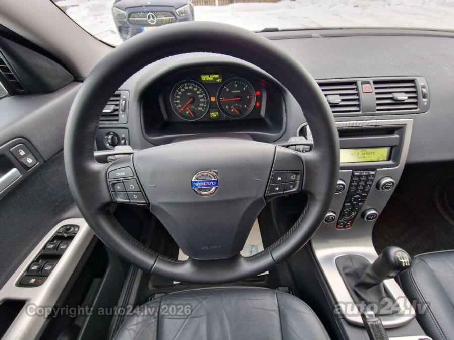 Melns Volvo V50 2007 Tartu, ar dzinēja tilpumu 2.00 L un nobraukumu 220 tūkst. km par 4490 €, foto 17 vietnē AUTOMOTO.COM.LV