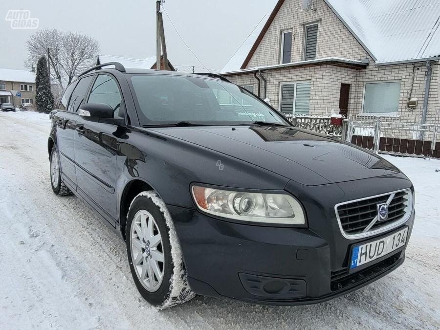 Melns Volvo V50 2007 Alīta, ar dzinēja tilpumu 2.00 L un nobraukumu 300 tūkst. km par 2400 €, foto 1 vietnē AUTOMOTO.COM.LV