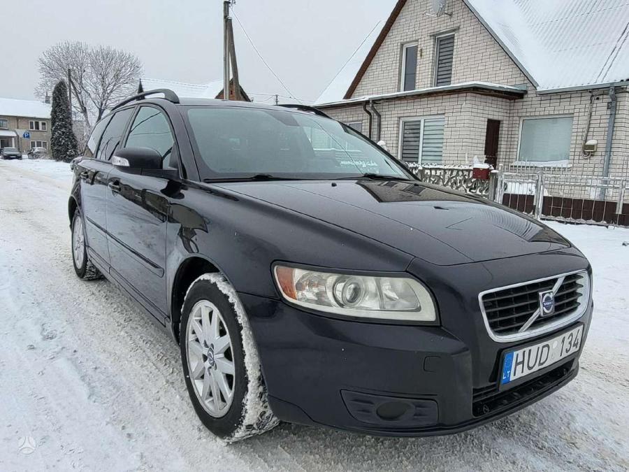Black Volvo V50 2007 in Alytus, with an engine capacity of 2.00 L and mileage of 300 thousand km for 2400 €, photo 1 on AUTOMOTO.COM.LV